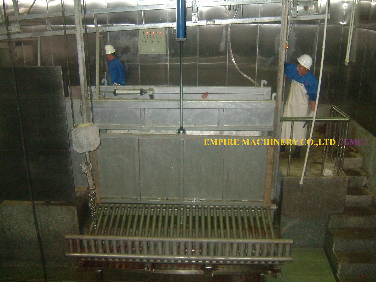 Living cattle fixed killing box for cattle slaughtering-Stunning ...